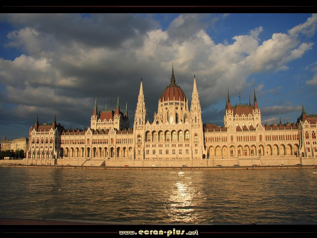 _| Ecran + Plus |_ Le parlement de Hongrie - Budapest - Hongrie
